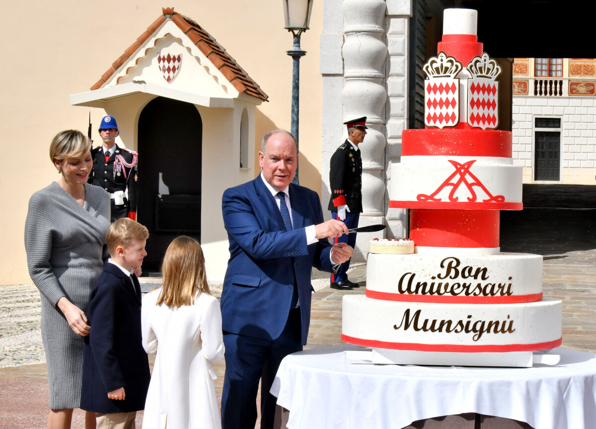 Photo : La famille a ensuite pu manger l'immense gâteau prévu. Le ...