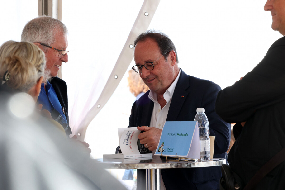 Photo : Exclusif - François Hollande pour la signature de son livre ...