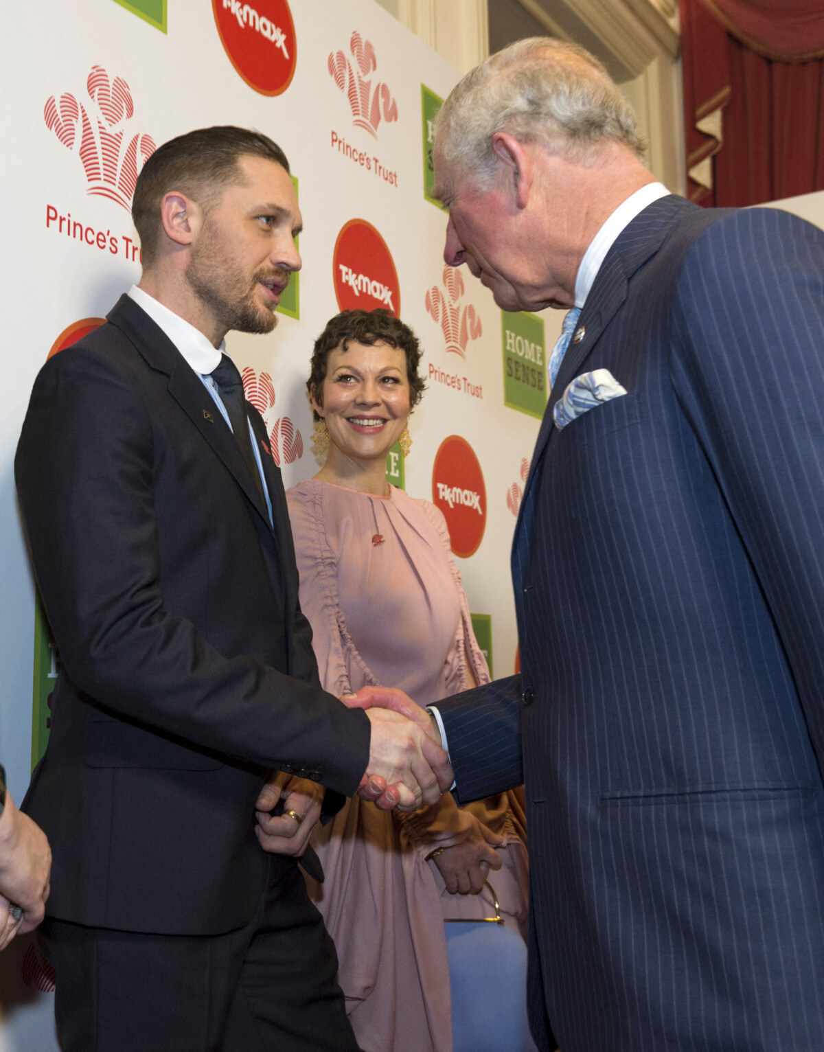 Photo : Charles serre la main de Tom Hardy, à Londres le 6 mars 2018 ...