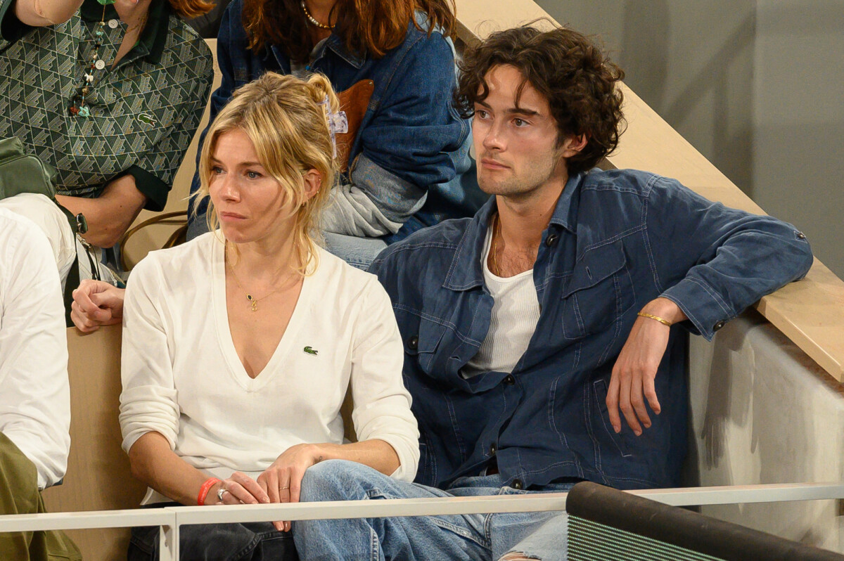 Photo : Sienna Miller et son petit ami Oli Green dans la tribune de ...