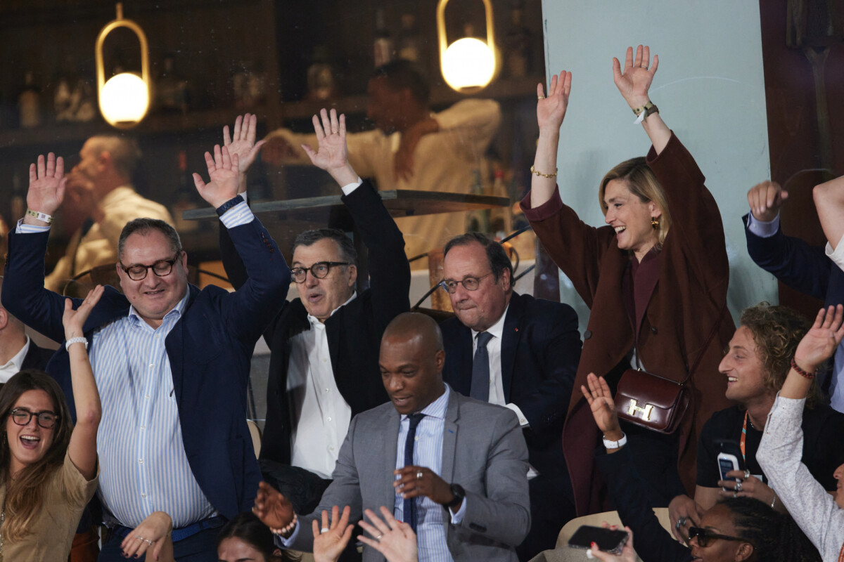 Photo : François Hollande et sa femme Julie Gayet assistent au match ...