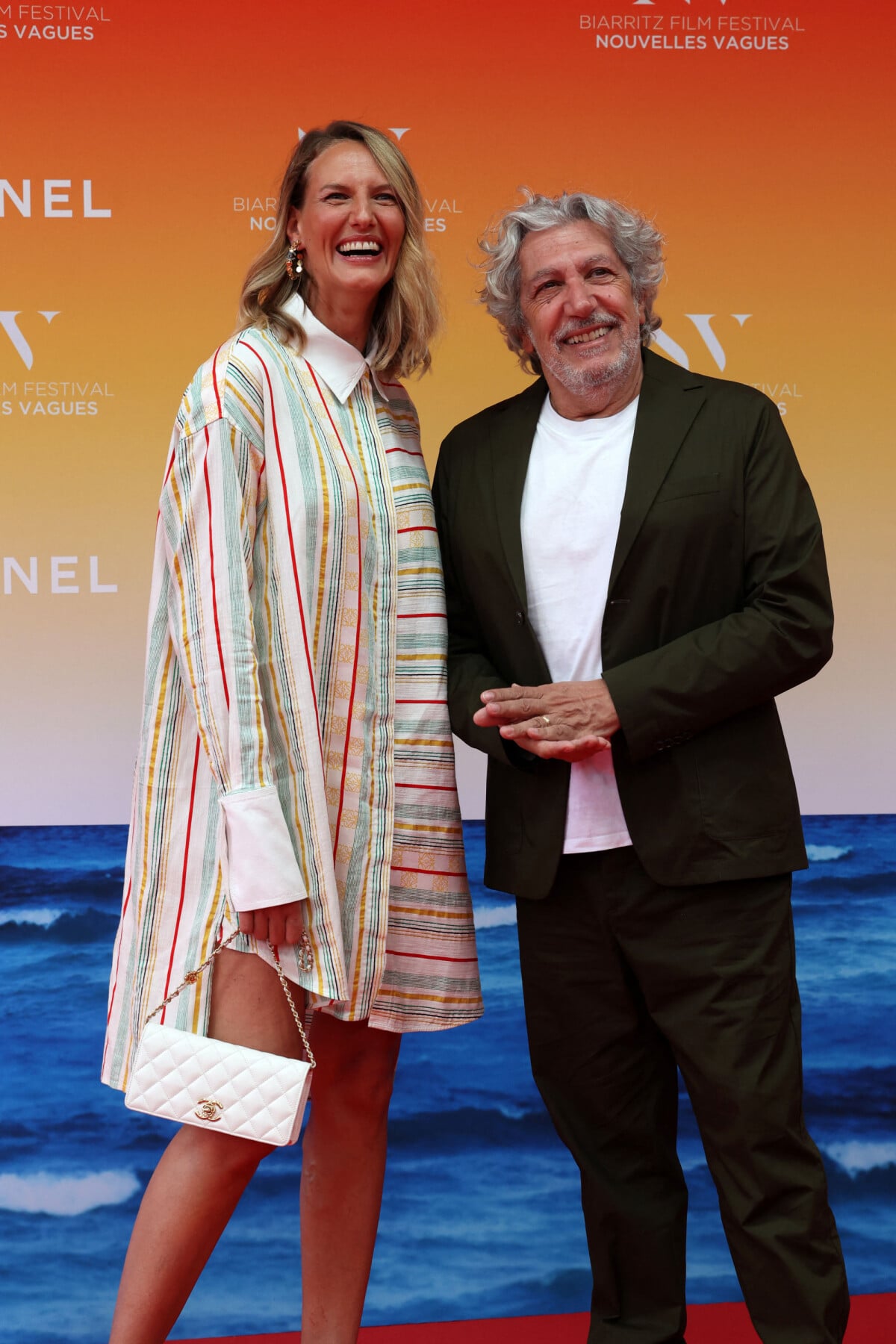 Photo : Alain Chabat se fait voler la vedette par sa compagne, Tiara ...