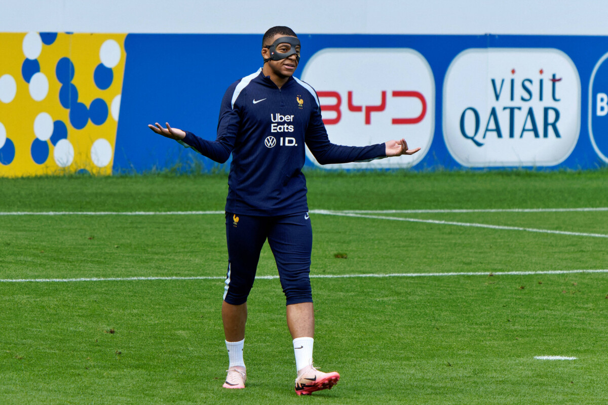 Vidéo : Transpiration, vision obstruée... Kylian Mbappé obligé de porter un masque, un ...
