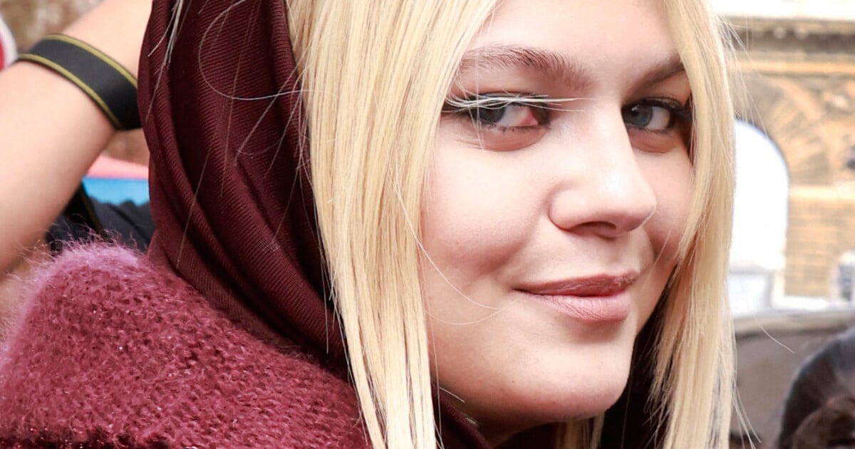 Louane canon avec sa nouvelle couleur de cheveux flashy, "vampire red ...