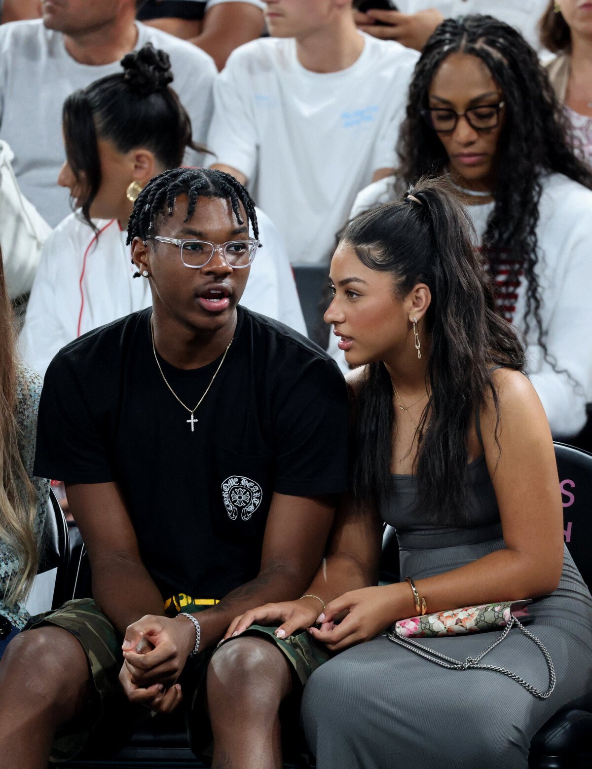 Photo : Bryce James et sa compagne - Les célébrités en tribunes pendant ...