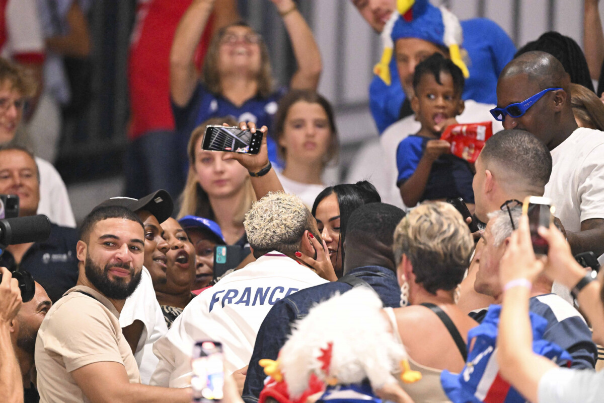 Photo : Earvin Ngapeth a célébré cet exploit en allant embrasser sa ...
