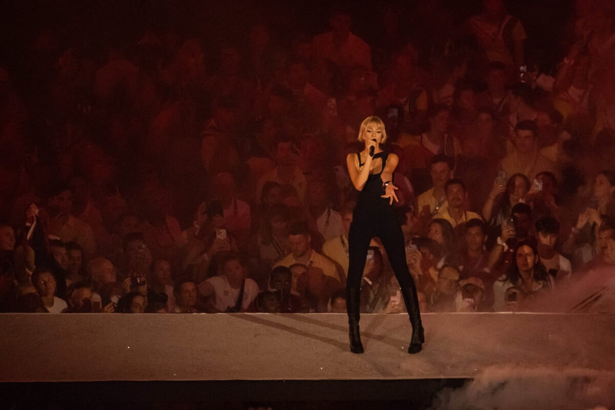 Photo : Pour célébrer la fin des JO de Paris 2024, la chanteuse Angèle ...