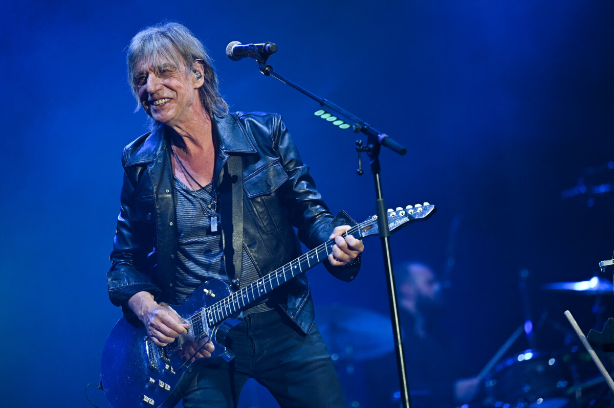 Photo : Jean-Louis Aubert sur scène lors du festival des Francofolies ...