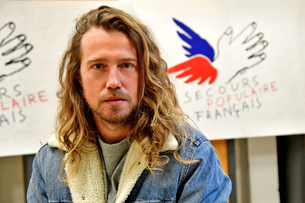 Photo : Exclusif - Julien Doré, après avoir lancé une tombola au profit ...