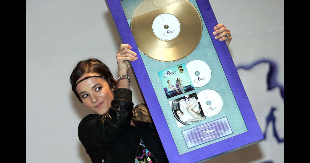 Alizée reçoit deux disques d'or et soulève les foules à Mexico City, au ...