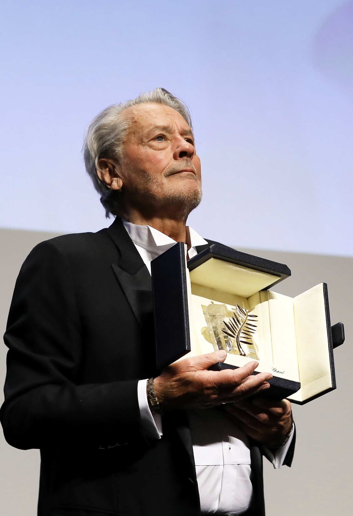Photo : Alain Delon (avec un badge Paris Match d'une ancienne ...
