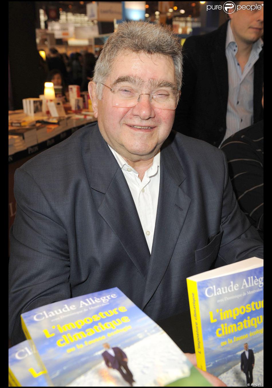 Claude Allègre lors du Salon du livre à Paris le 28 mars 2010 - Purepeople