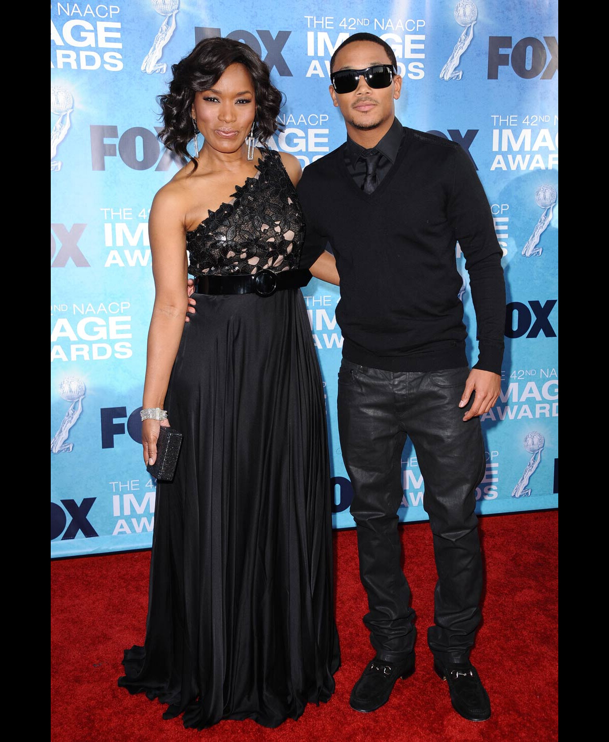 Photo : Angela Bassett et Romeo à l'occasion des 42e NAACP Image Awards ...