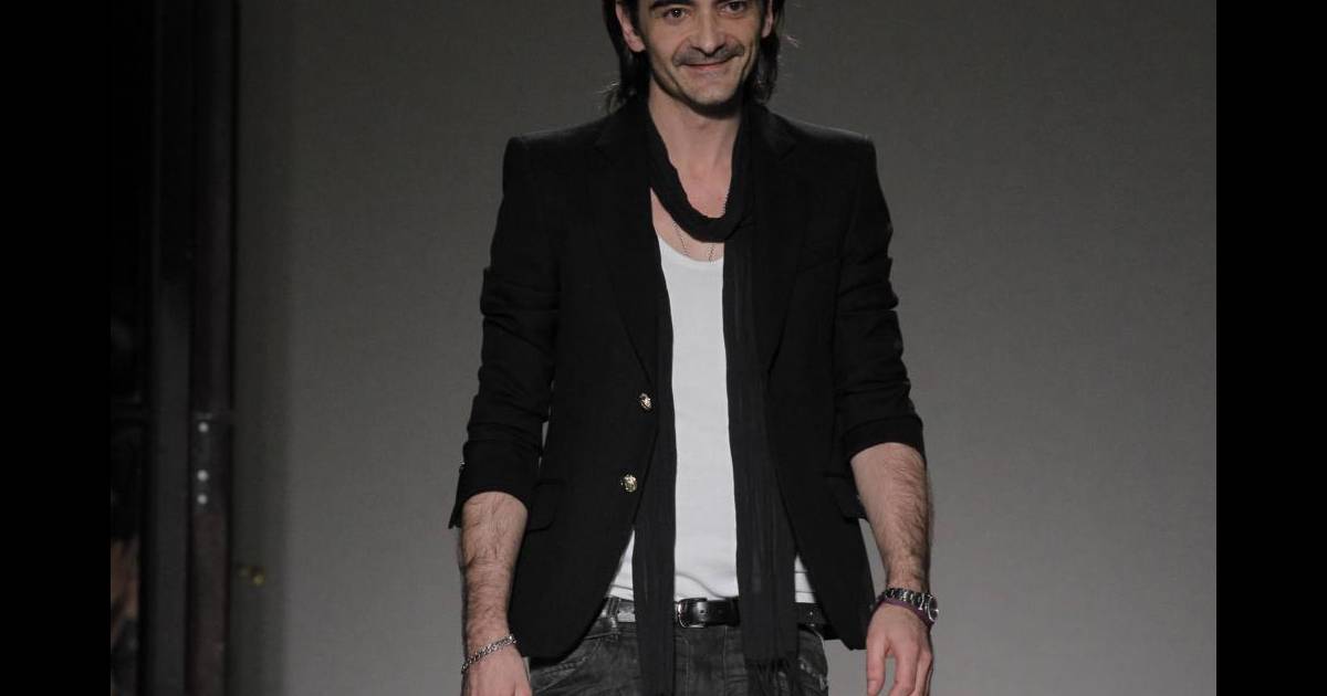 Christophe Decarnin lors du défilé Balmain en septembre 2010 - Purepeople Christophe Decarnin lors du défilé Balmain en septembre 2010 - Purepeople