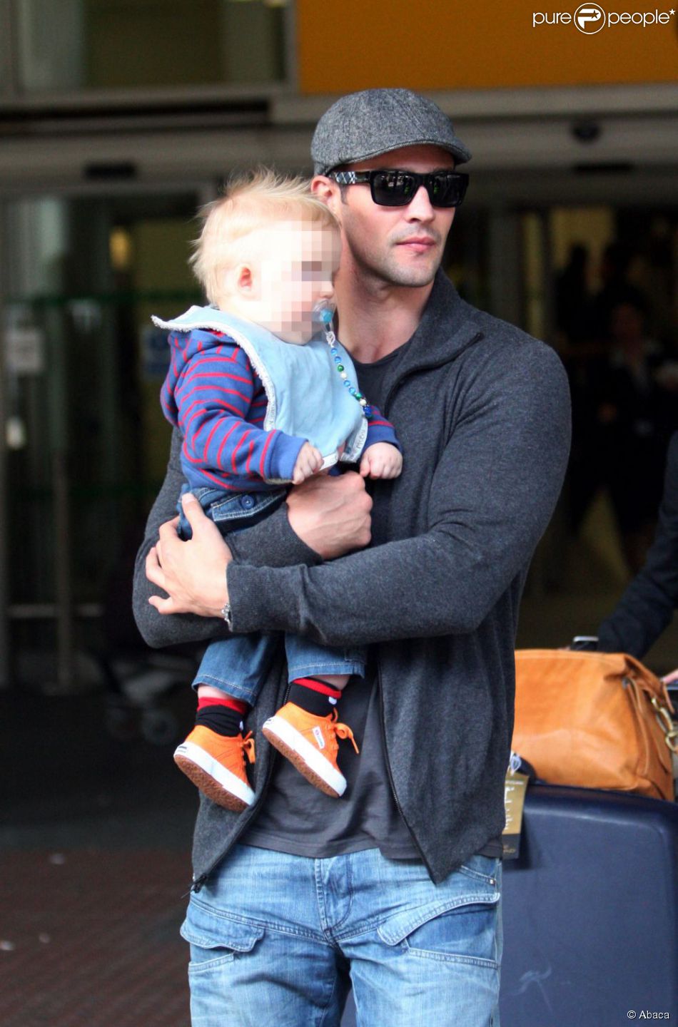 Kris Smith et leur fils Ethan à l'aéroport de Londres le 11 avril 2011. - Purepeople