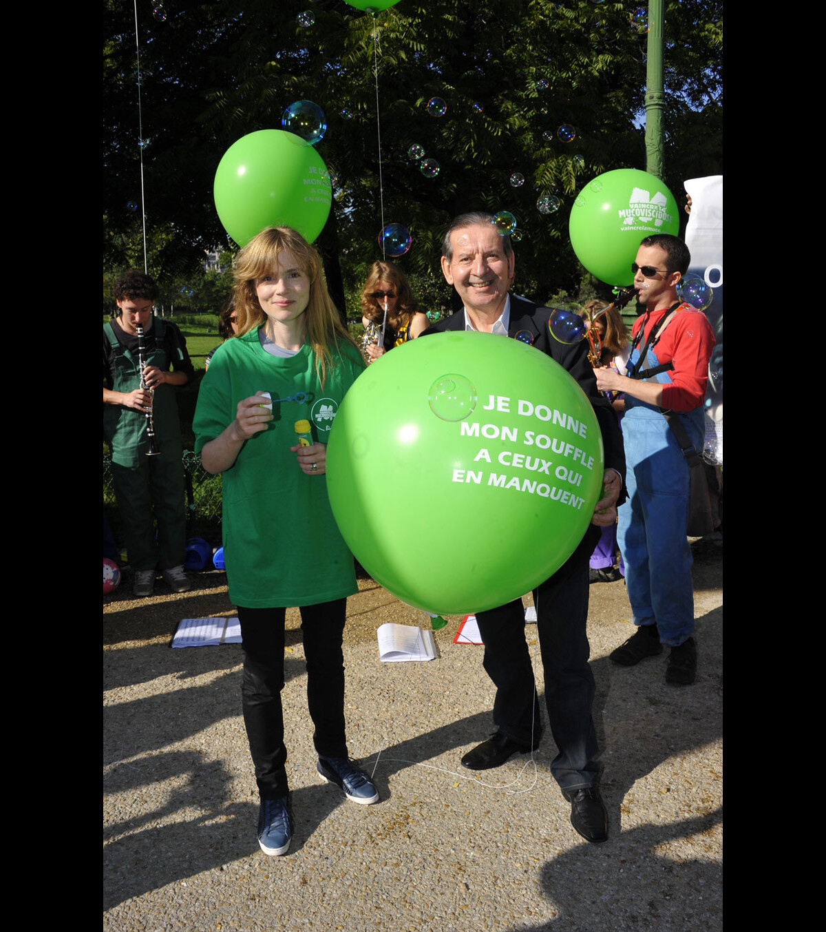Photo : Isabelle Carré et Jean Lafond lors du flashmob organisé au Parc ...