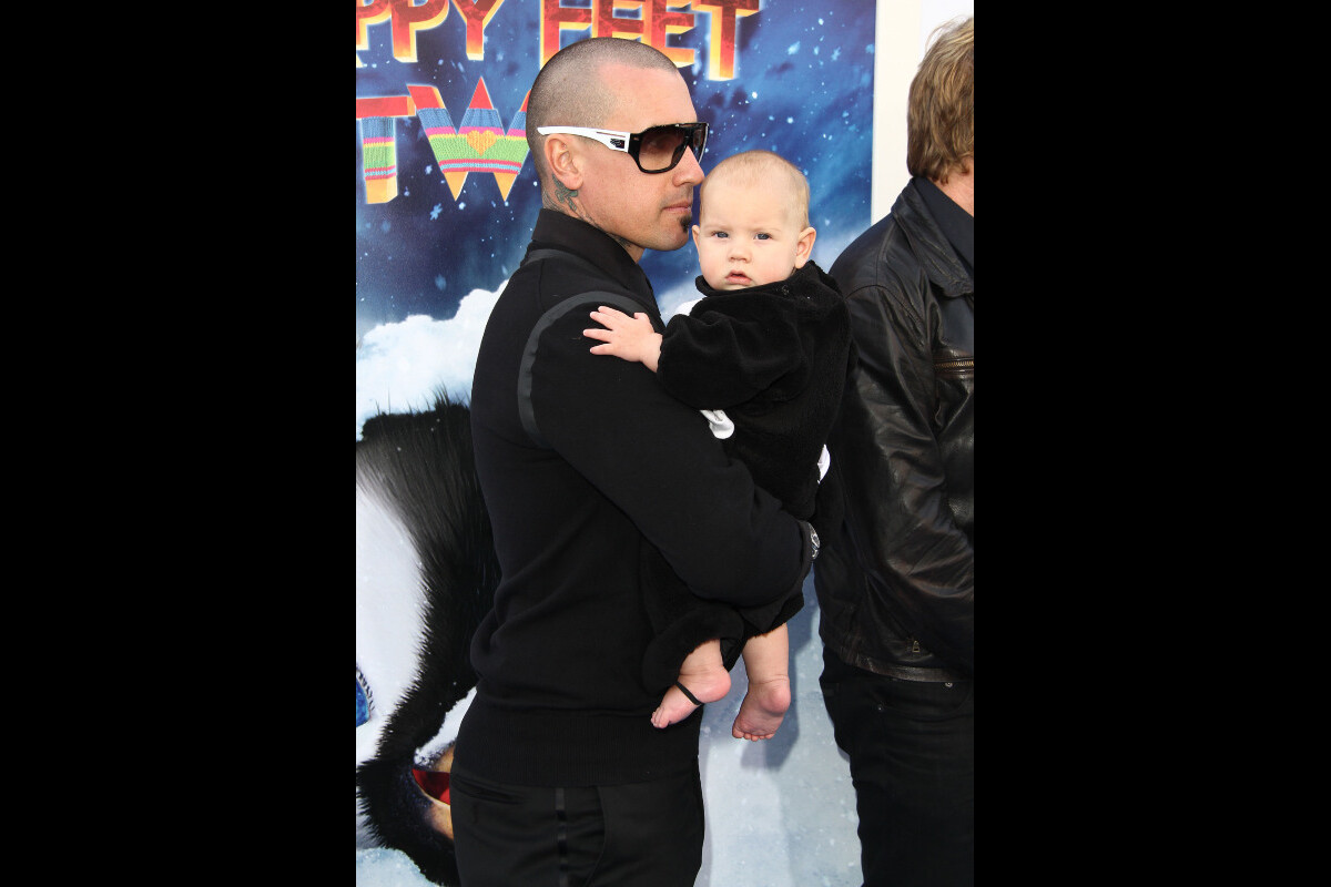 Photo : Carey Hart et Willow Sage Hart à l'avant-première de Happy Feet ...
