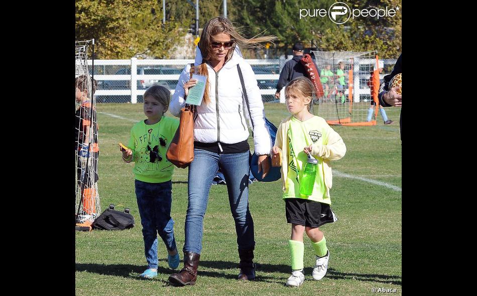 Denise Richards soutient sa fille Sam en plein match de foot en ... Denise Richards soutient sa fille Sam en plein match de foot en ...