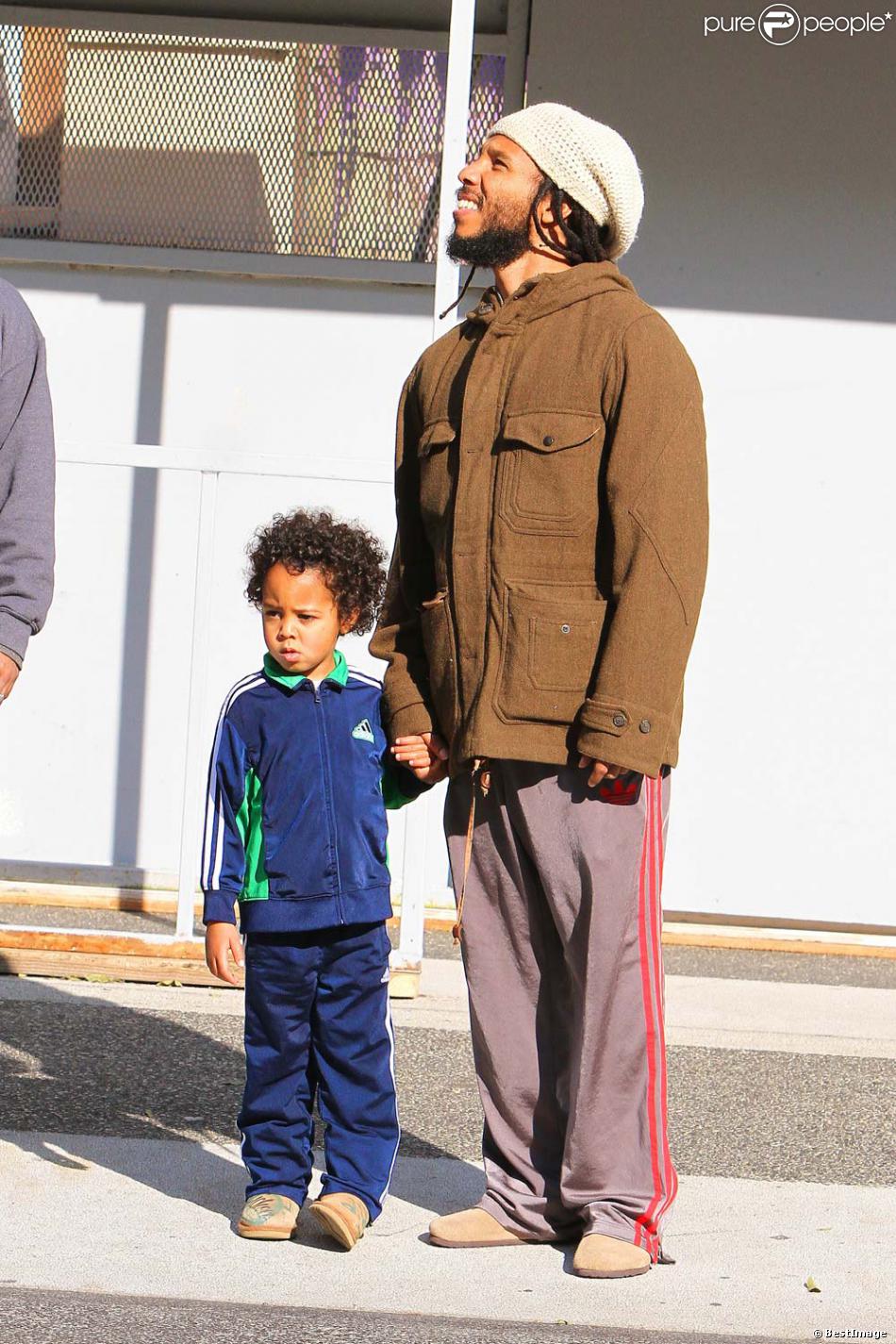Ziggy Marley et l'adorable Gideon, à Los Angeles, le 20 décembre 2011 ...