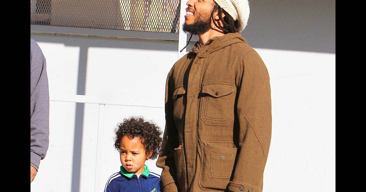 Ziggy Marley et l'adorable Gideon, à Los Angeles, le 20 décembre 2011 ...