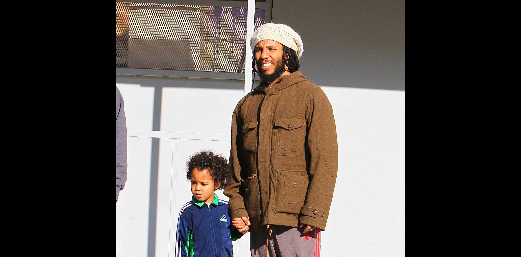 Ziggy Marley et son adorable petit Gideon, même look - Purepeople