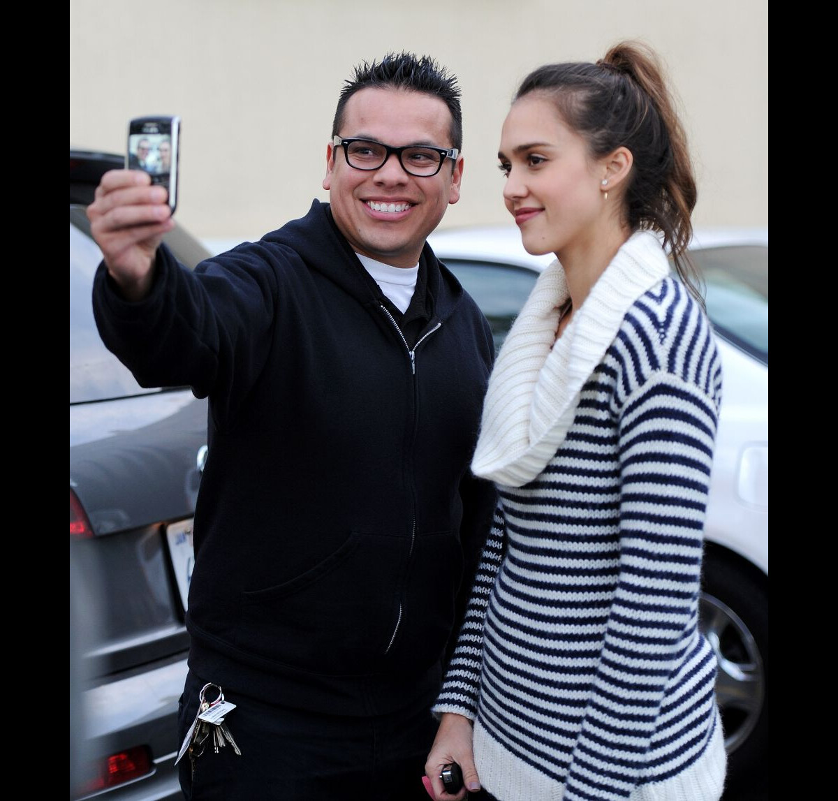 Photo : Jessica Alba a pris la pose avec un fan en allant faire des ...