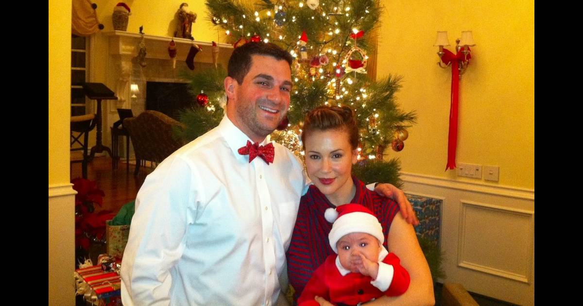 Alyssa Milano, David Bugliari et leur petit Milo le jour de Noël en ...
