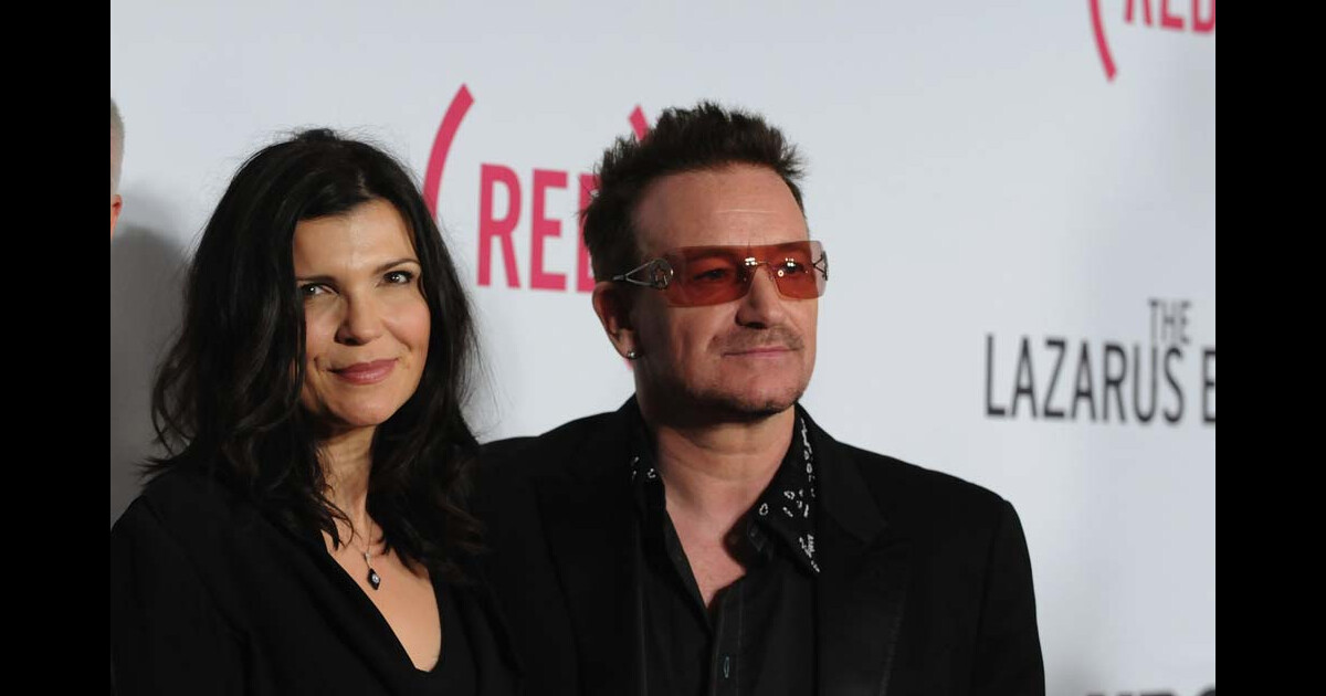 Bono, entouré des trois femmes de sa vie, fait un cadeau aux paparazzi ...