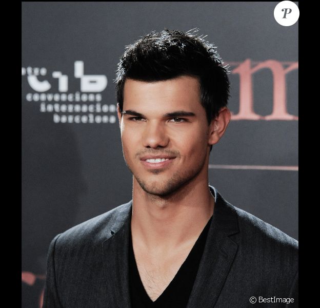 Taylor Lautner victime d'un coming out complètement inventé - Purepeople