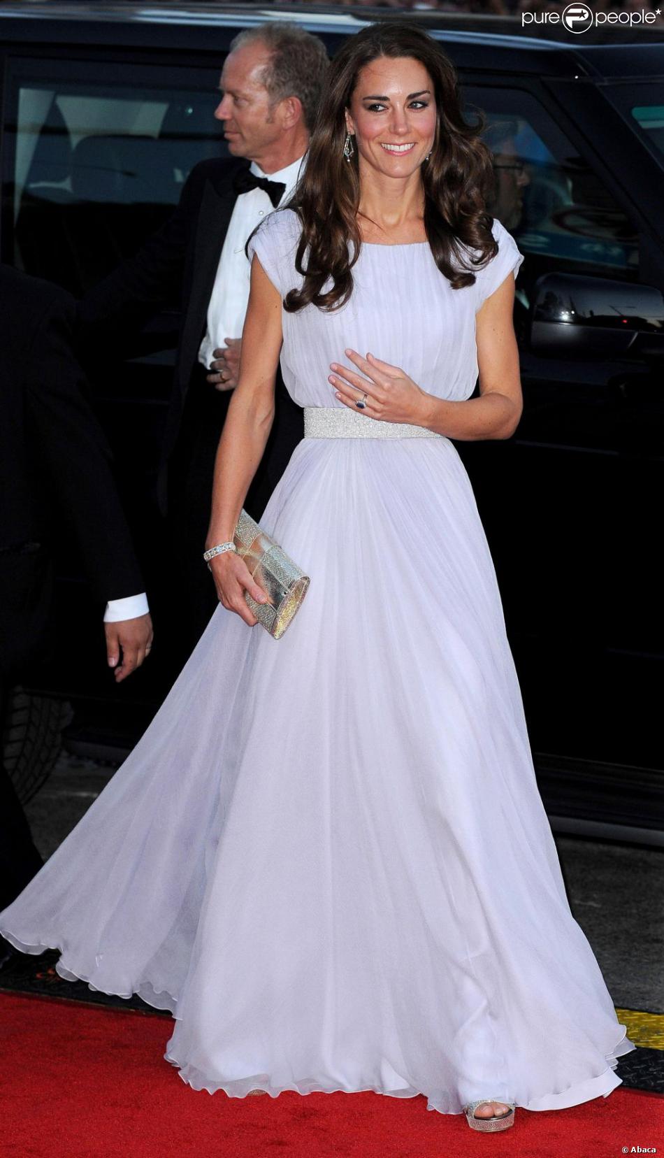 La duchesse de Cambridge, toujours lumineuse dans ses robes de gala, a ...