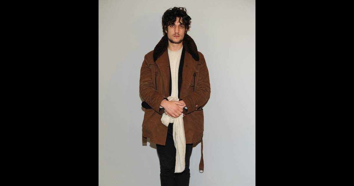 Louis Garrel prend une leçon de style et d'élégance chez Armani ...