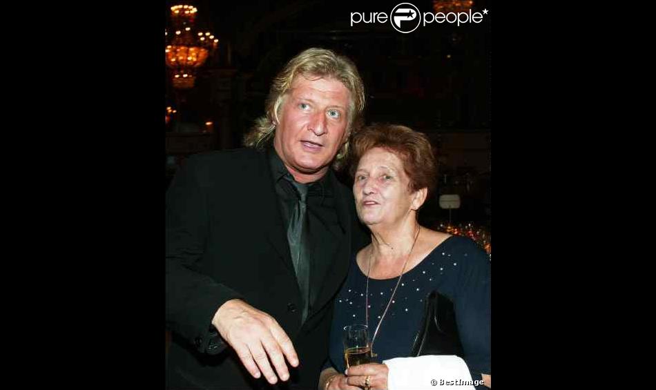 Patrick Sébastien et sa mère Andrée Boutot en juillet 2002 à Monaco ...