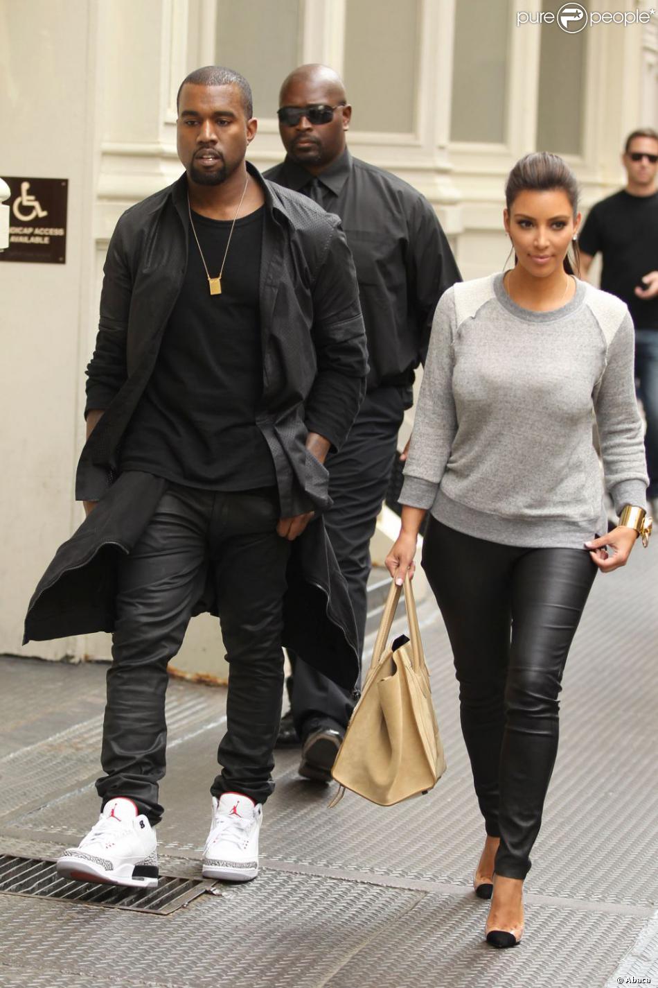 Kim Kardashian et Kanye West dans les rues de New York le 21 avril 2012 ...