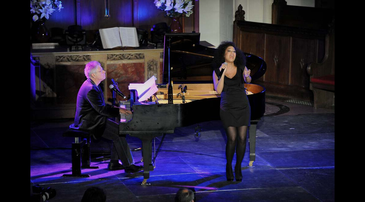 Photo : Le compositeur Alan Menken et son interprète principale Kania ...