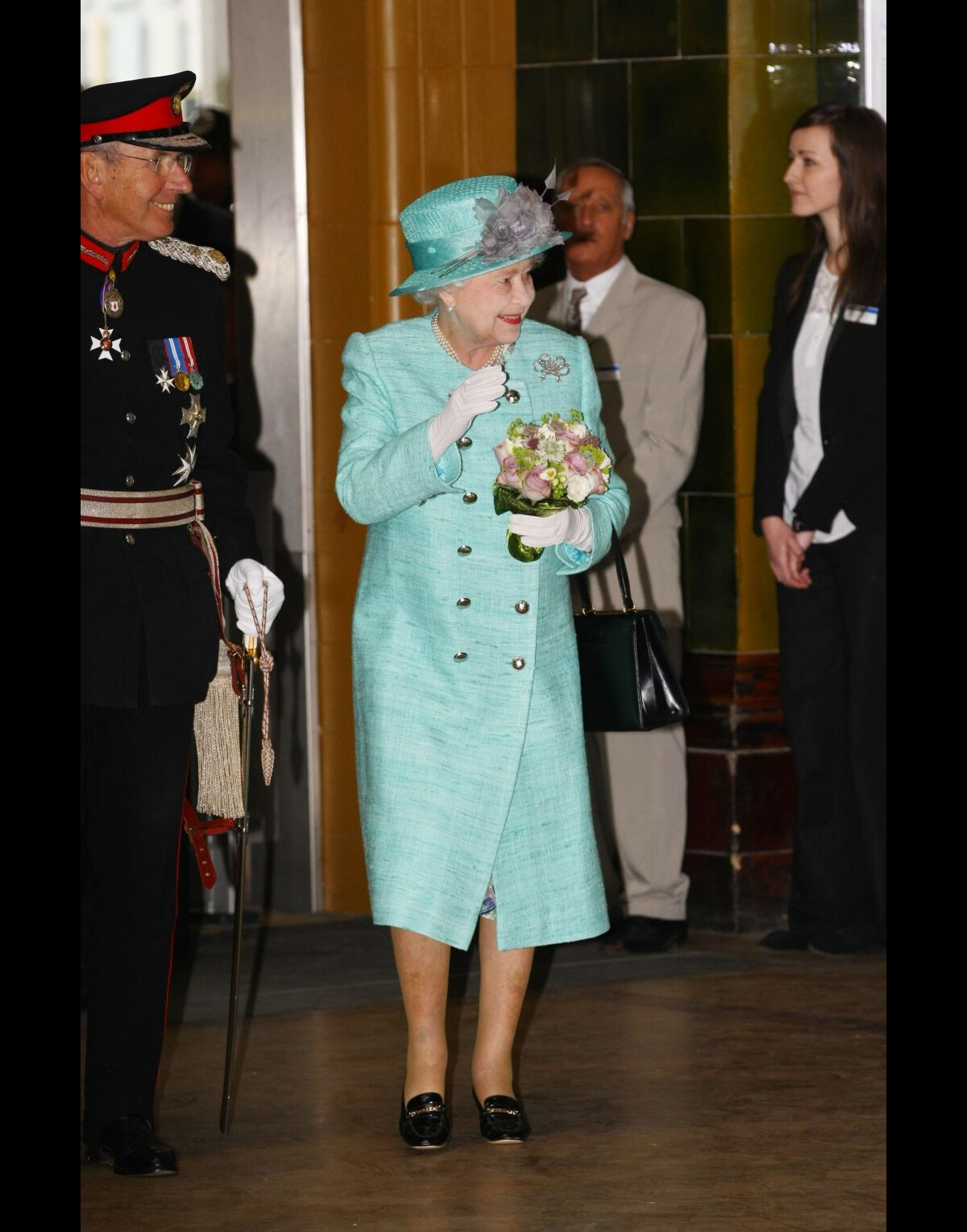 Photo : La reine Elizabeth II, habillée d'un chapeau et d'un manteau ...
