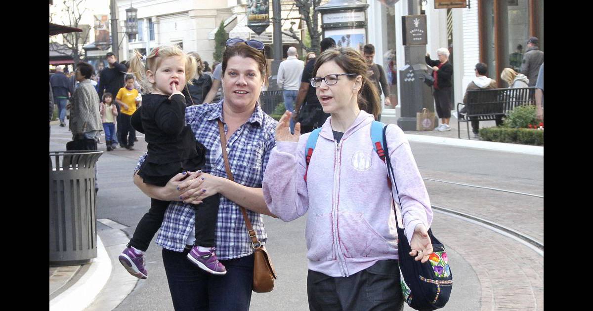 Lisa Loeb, sa fille Lyla Rose, et une amie à Los Angeles, le 7 janvier ...