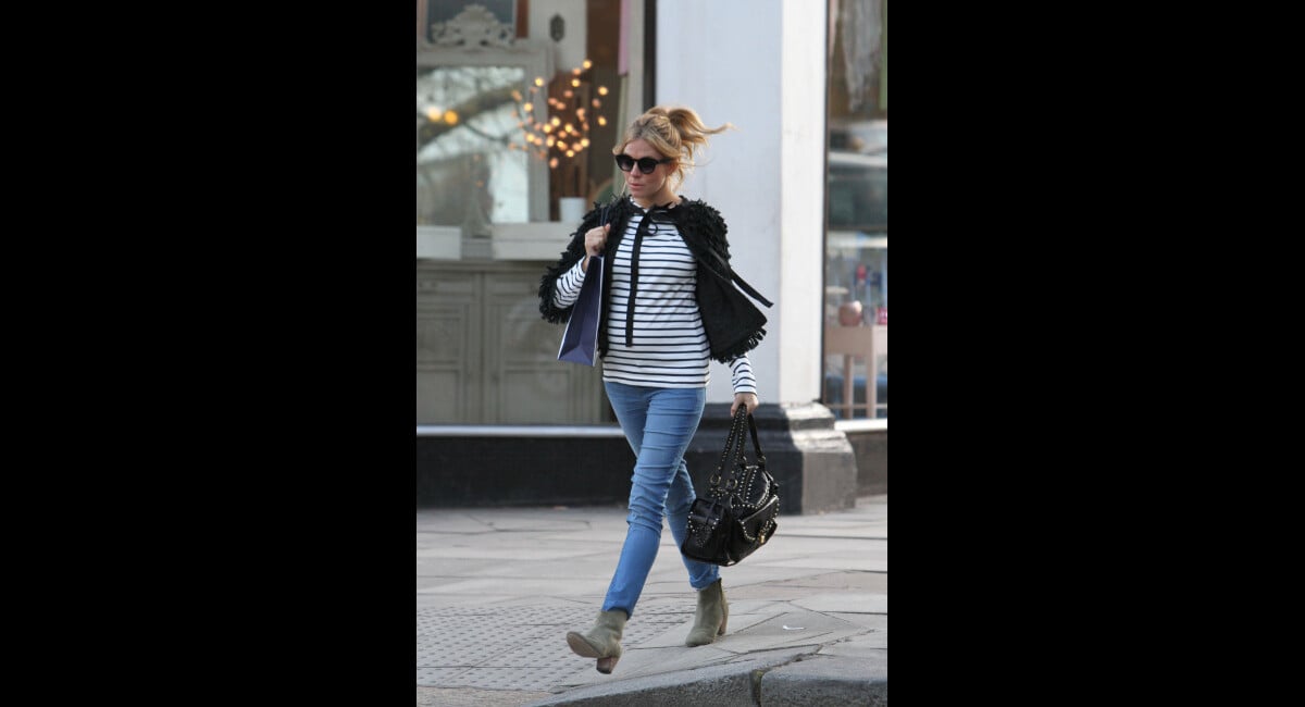 Photo : Sienna Miller, enceinte, en mars 2012 à Londres - Ode (Purepeople)