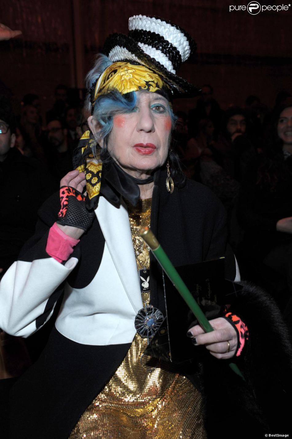 Anna Piaggi au défilé Versace à Milan le 16 janvier 2012. - Purepeople