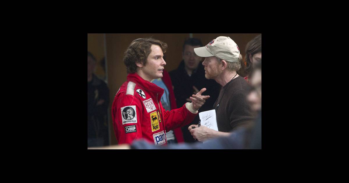 Image du tournage du film Rush avec Ron Howard face à son acteur Daniel ...