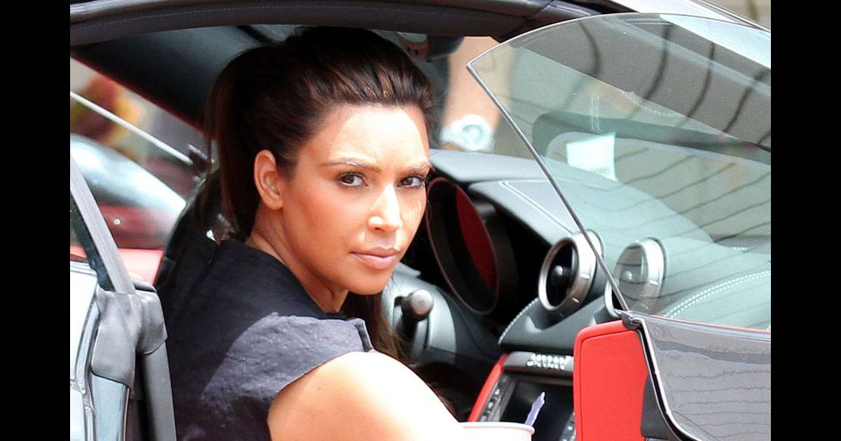 Kim Kardashian, confortablement installée dans une Ferrari, profite de ...
