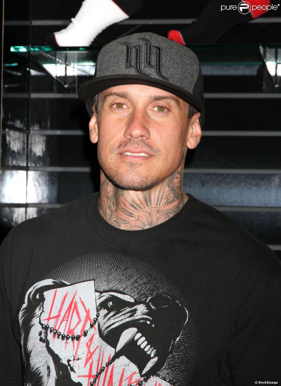 Carey Hart fait la promo de sa ligne de vêtements Hart & Huntington au ...