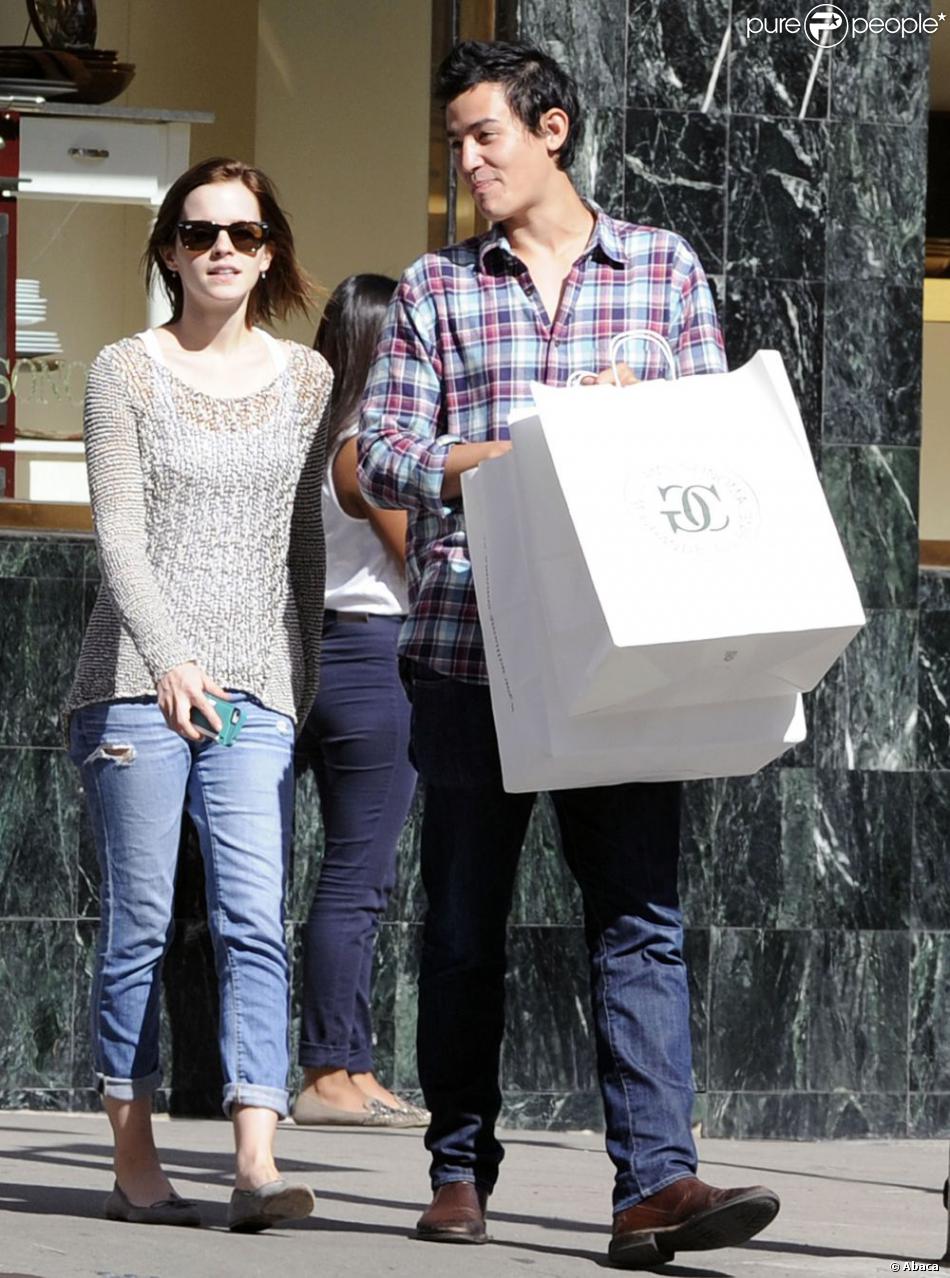 En pleine promotion de Le Monde de Charlie, Emma Watson se détend avec ...