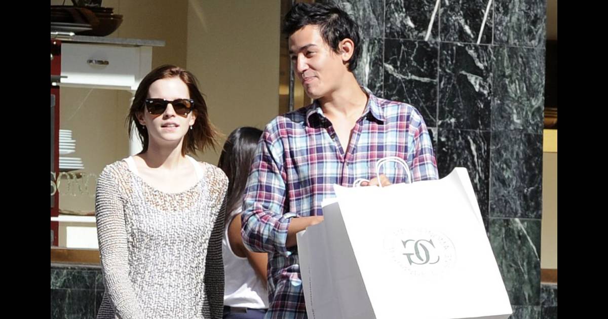 En pleine promotion de Le Monde de Charlie, Emma Watson se détend avec ...