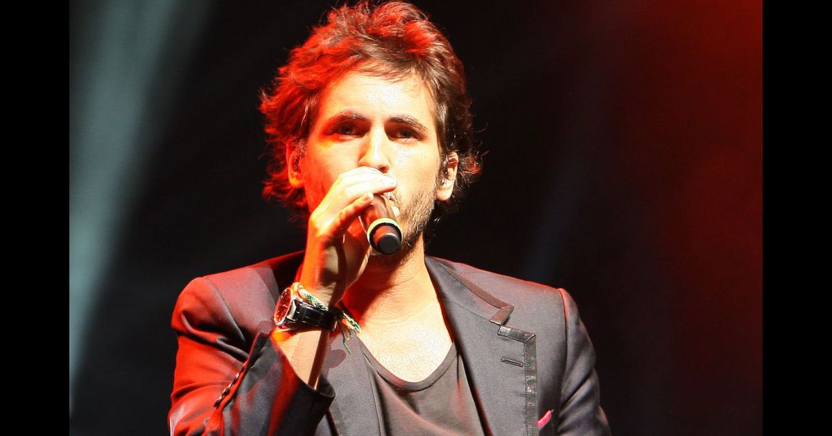 Mikaël Miro sur la scène de l'Olympia durant le concert Leurs Voix pour ...