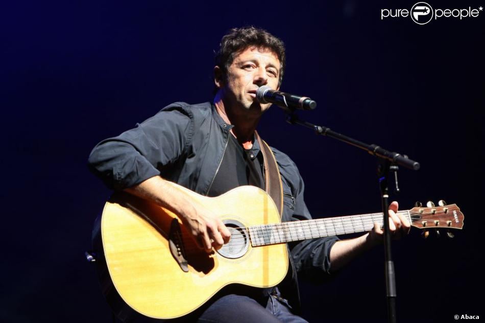 Patrick Bruel sur la scène de l'Olympia durant le concert caritatif ...