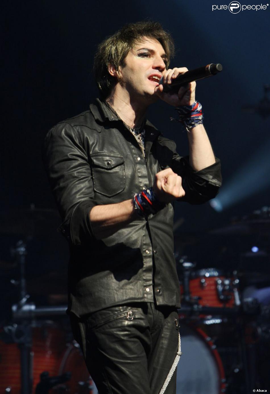 Mikelangelo Loconte sur la scène de l'Olympia pendant le concert ...