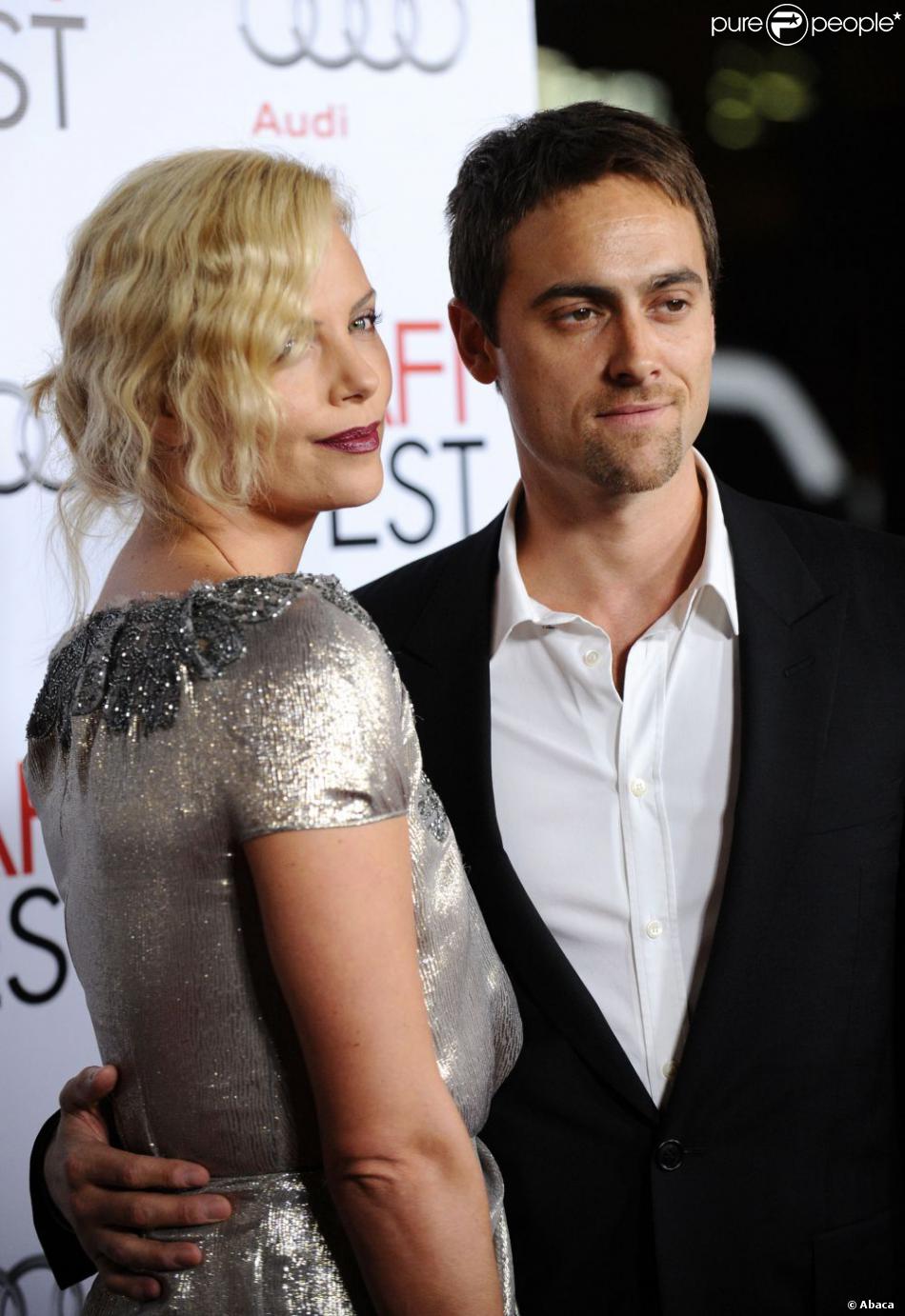Charlize Theron et Stuart Townsend à Los Angeles, le 4 novembre 2009 ...