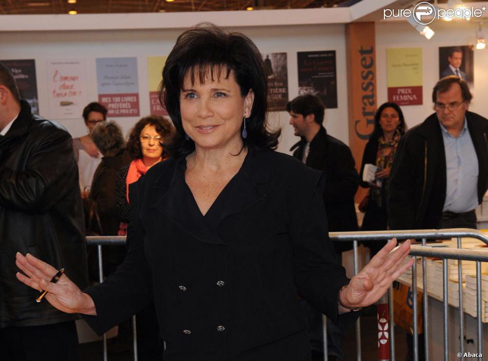 Anne Sinclair au salon du livre de Paris le 17 mars 2012. - Purepeople