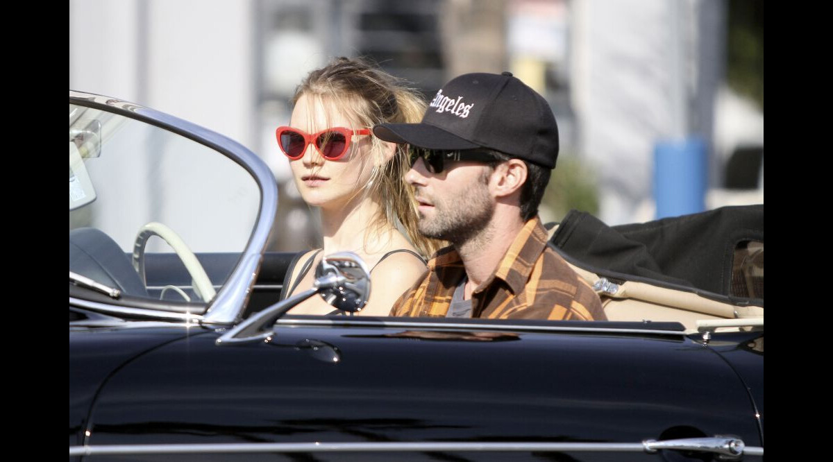 Photo : Adam Levine au volant de sa Porsche 356 avec sa compagne Behati ...