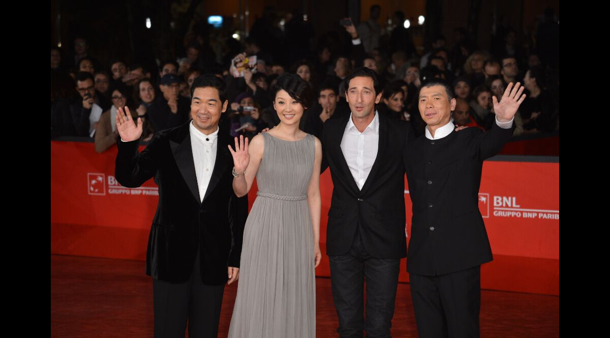 Photo : Zhang Guo Li, Xu Fan, Adrien Brody et le réalisateur Feng Xiaogang pour la première du ...